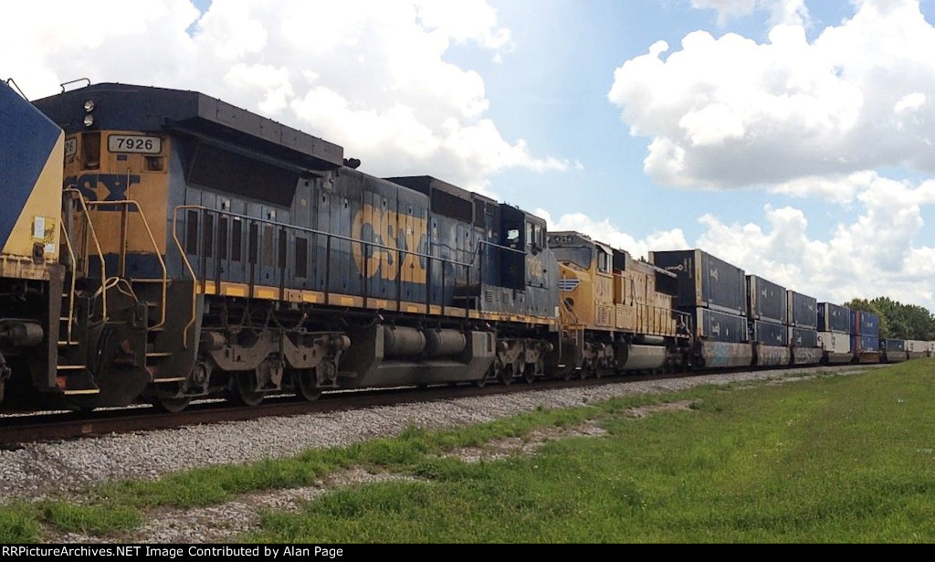 CSX C40-8W 7926 and UP SD70M 4294 nose to nose